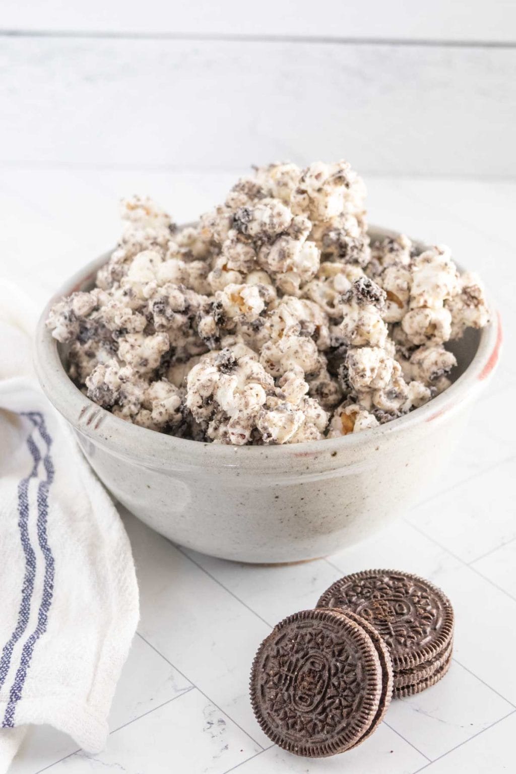 (3 Ingredient) Oreo Popcorn - Happy Snackcidents